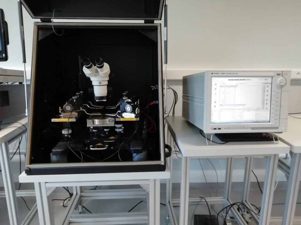 Semiconductor parameter analyser: Keysight B1500A + Cascade Microtech ...